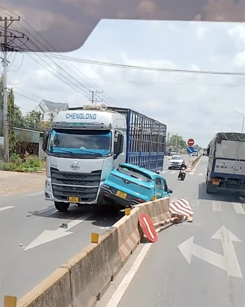 Ảnh TNGT: VinFast VF 5 BKS 60H 12680 bị xe tải đâm quay ngược 180 độ